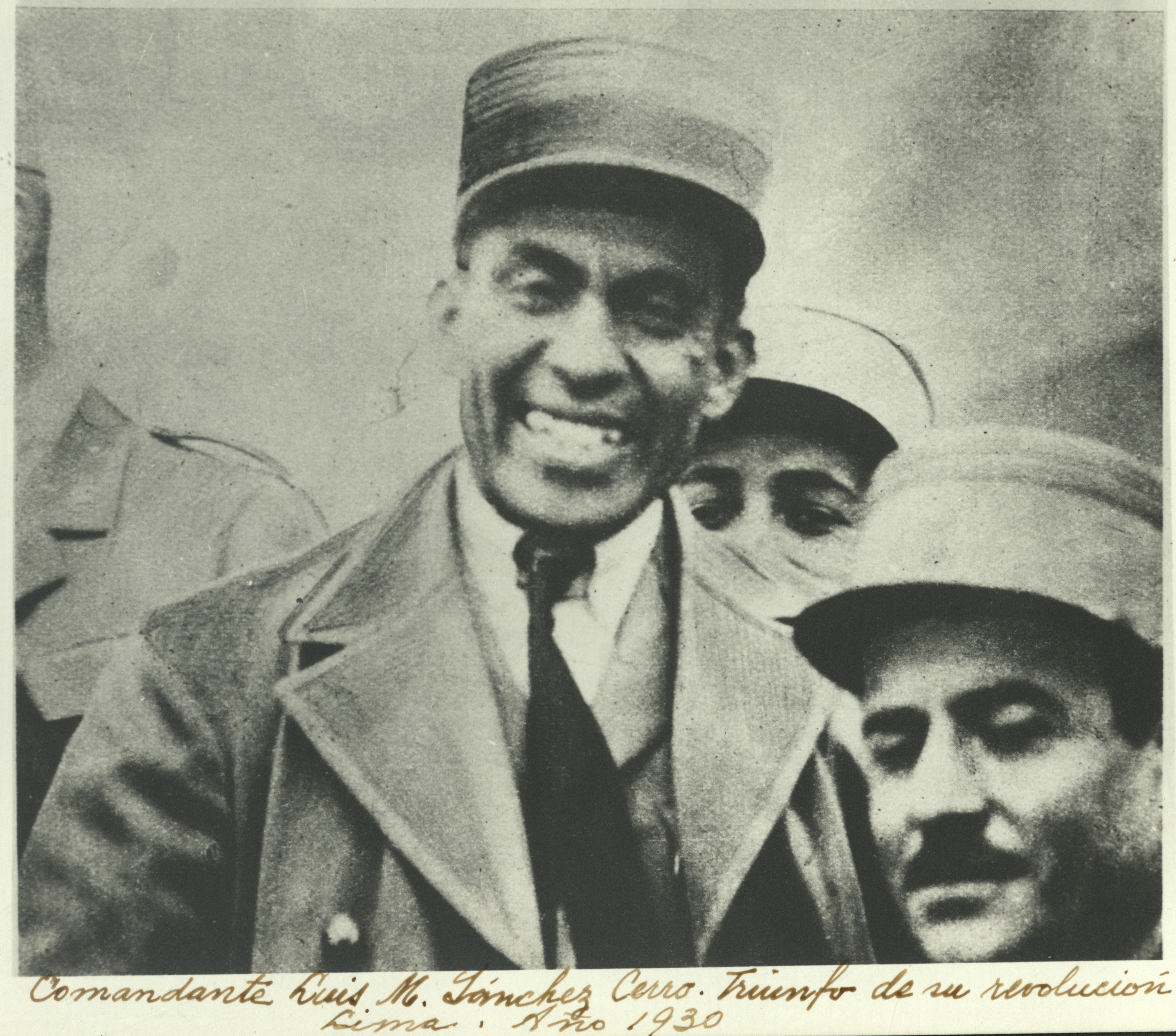 Comandante Luis M. Sánchez Cerro rodeado de militares | Archivo Histórico