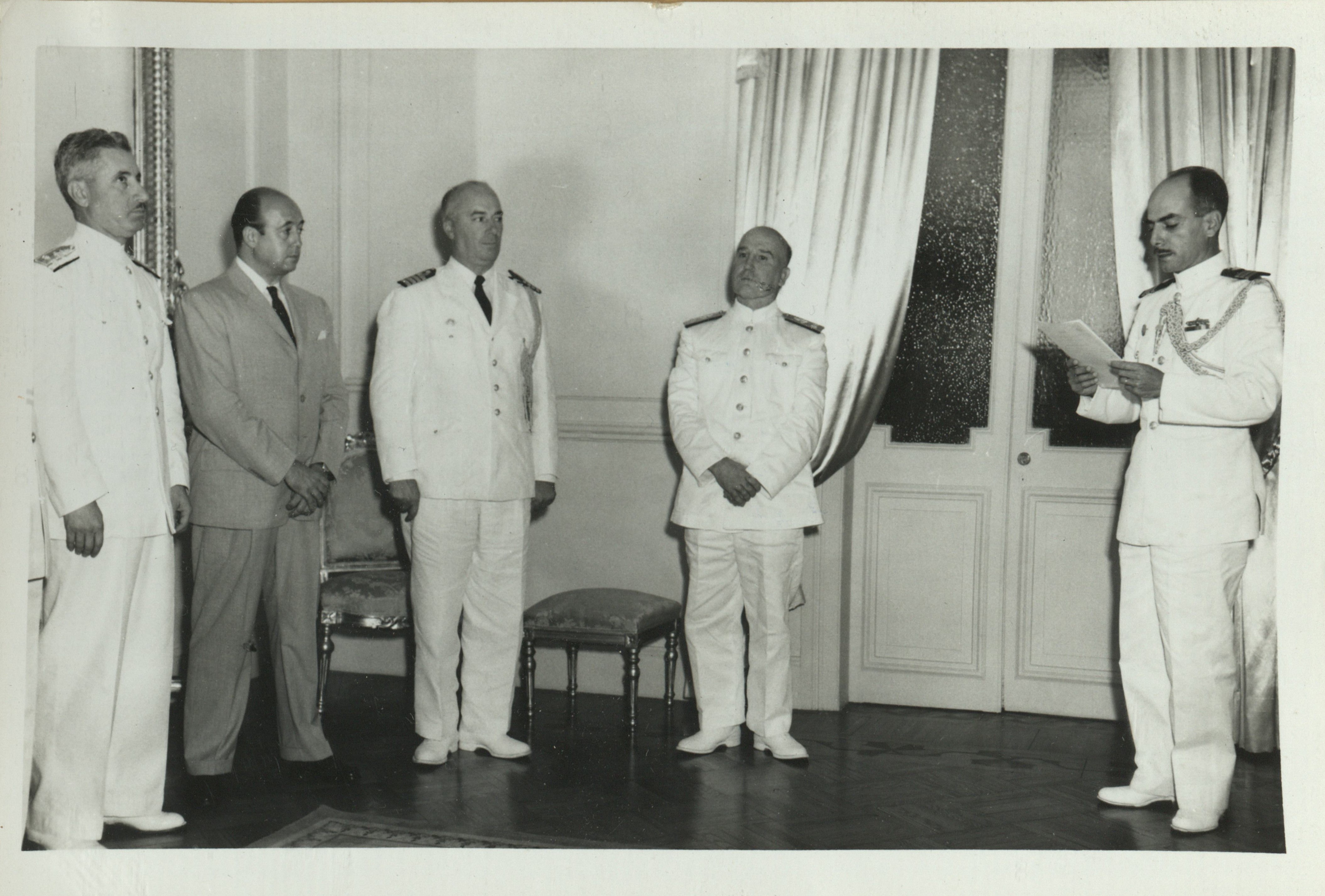 Condecoración al Contralmirante de la Armada Argentina Aníbal Olivieri ...