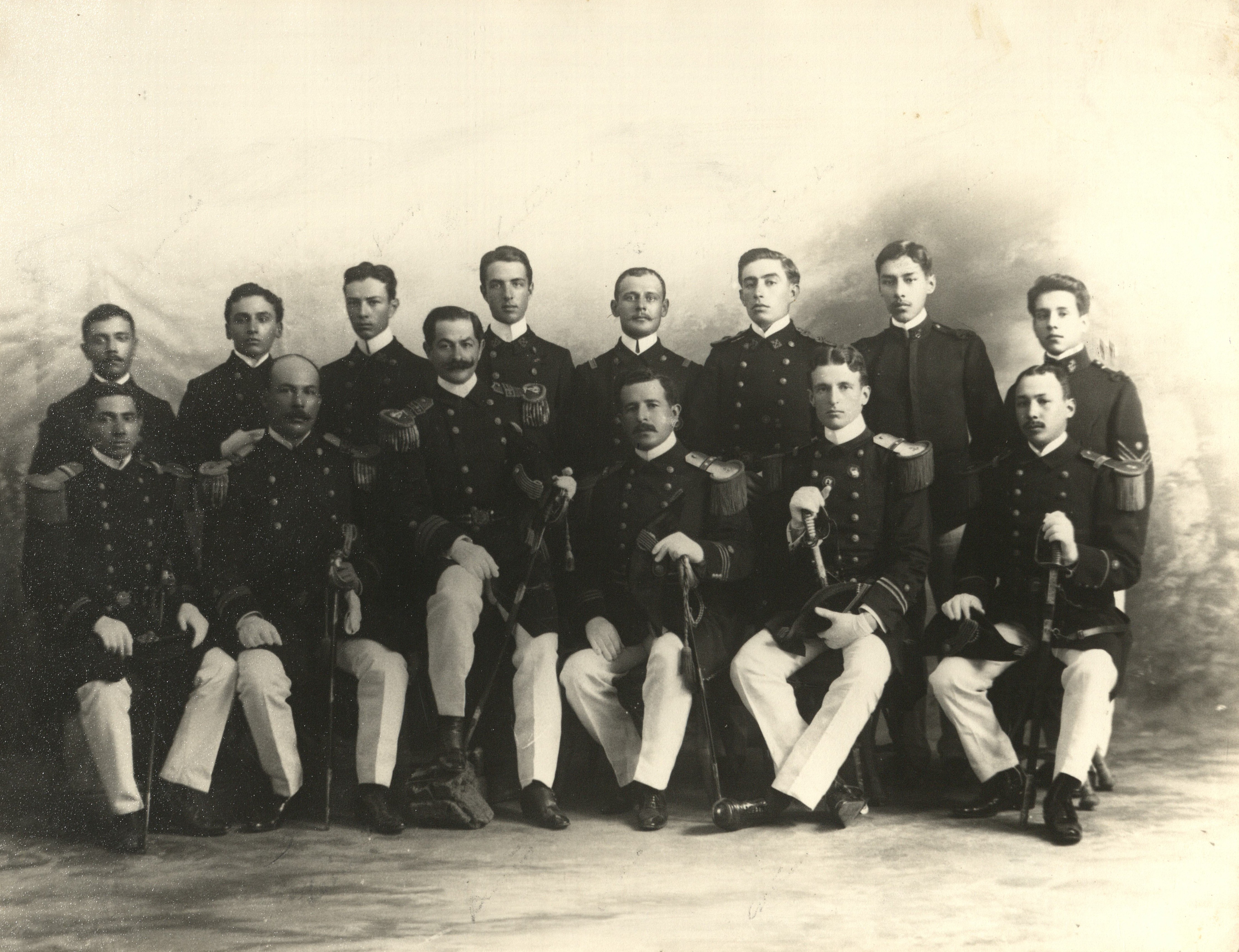 Capitán de Fragata Alejandro Buenaño con grupo de oficiales y cadetes ...